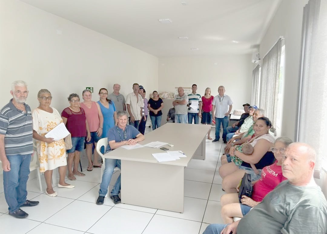 Famílias recebem contratos definitivos de propriedades rurais - Tribuna ...