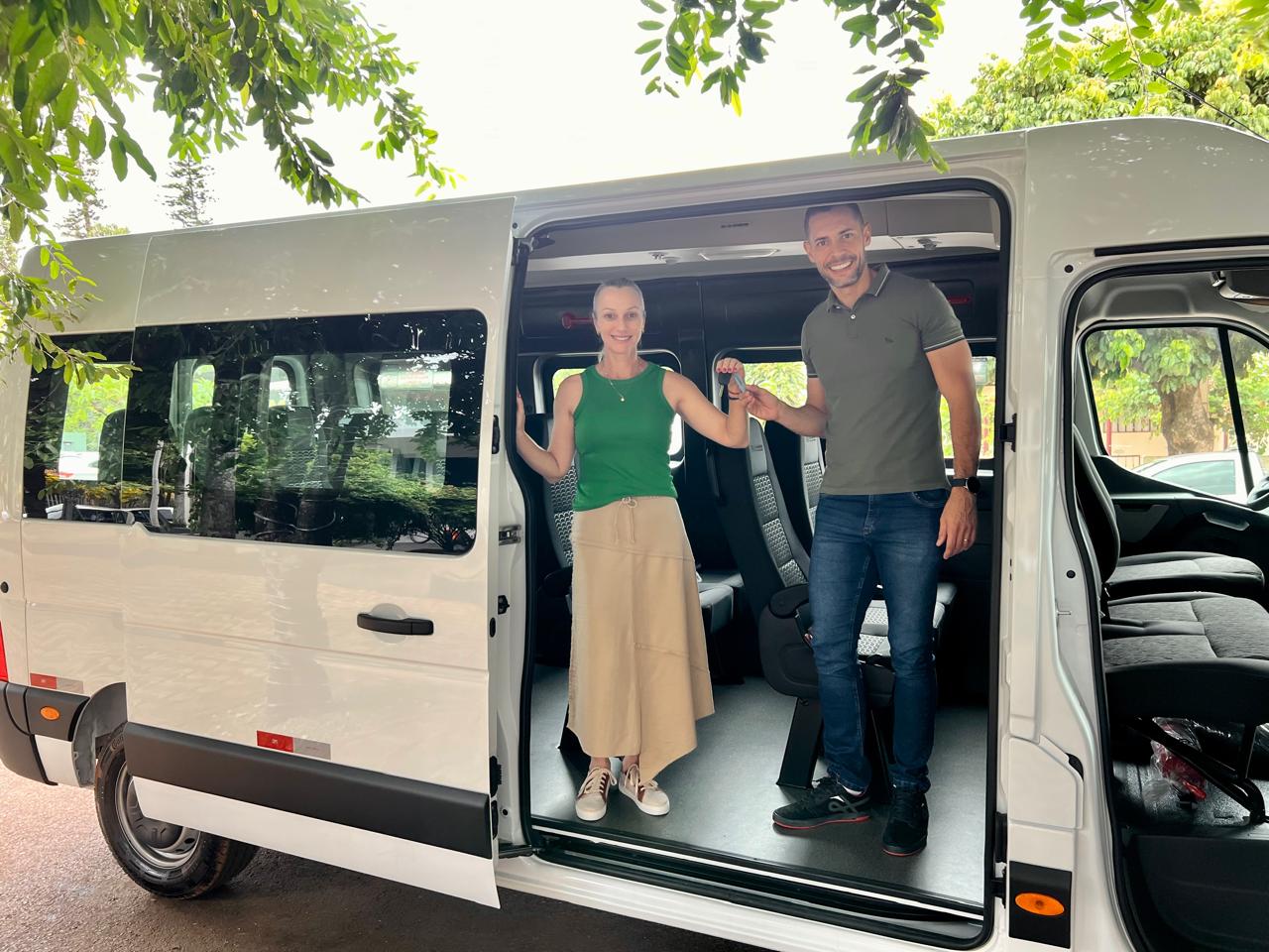 Saúde de Japurá recebe nova van para transporte de pacientes